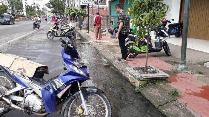 Drainase Buntu, Air Comberan Genangi Jalan Sudirman Prabumulih Warga ...