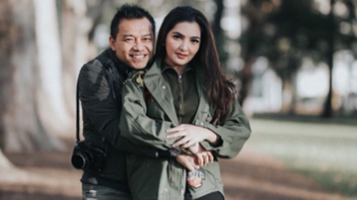 Astaga! Kenakan Baju Begini di Rumah Saat Terima Tamu, Penampilan Anang ...