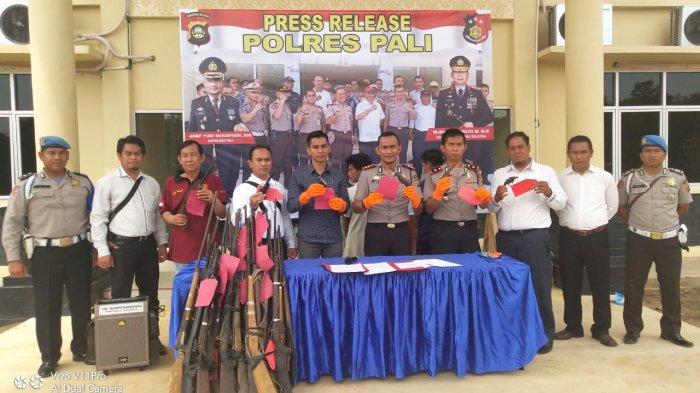 Amankan 37 Senpira, Anggota Polres PALI Turut Sita Senjata Warga Saat Dibawa Pergi Ke Kebun ...