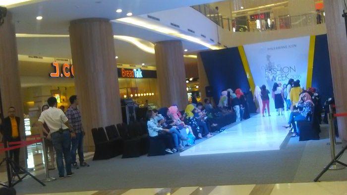 Catwalk jadi Arena Berfoto Undangan - Sripoku.com