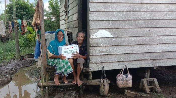 Kisah Asli dan Istrinya, Bertahan Hidup diatas Rawa, Tetap Membecak Meski Tubuhnya Sudah Bungkuk ...