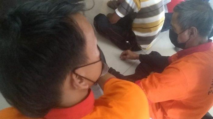 Kronologi Penangkapan Ateng Bandar Narkoba di Kampung Narkoba Tangga ... Kronologi Penangkapan Ateng Bandar Narkoba di Kampung Narkoba Tangga ...