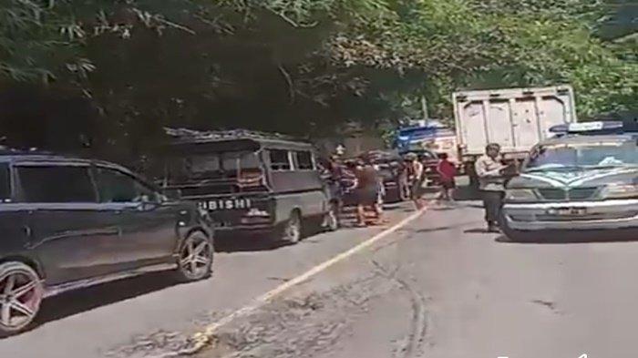 Banjir Meluap ke Jalan Raya, 2 Jam Sopir Terjebak Macet di Jalinsum Batu Kuning - Sripoku.com