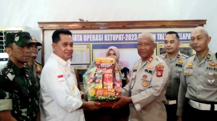 Bupati Banyuasin H Askolani Berikan Bingkisan ke Petugas Pos Lebaran - Sripoku.com