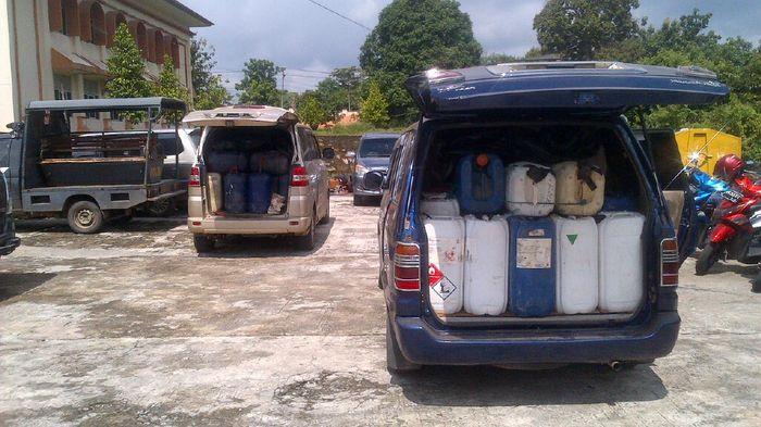 Polisi Bongkar Ribuan Liter BBM Ilegal di Batukuning Baturaja, 4 Mobil dan Puluhan Jeriken ...