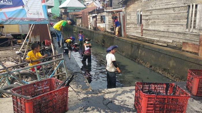 Selama 20 Hari Ratusan Warga Bersihkan Aliran Anak Sungai di Kawasan 7 Ulu Palembang - Sripoku.com