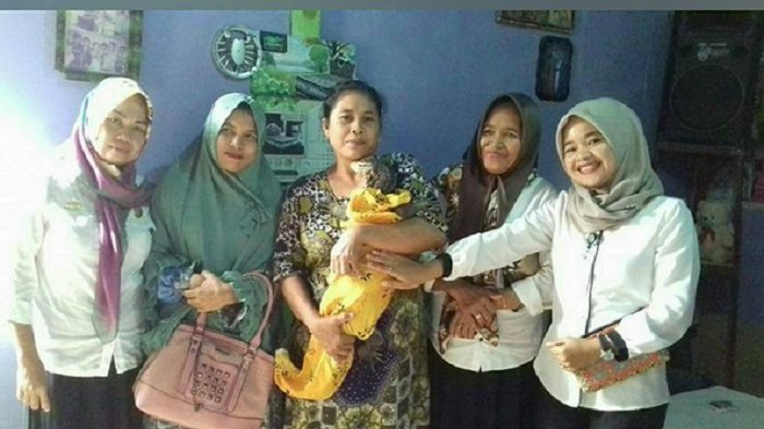 Video Heboh! Ibu Lahirkan Bayi Kembar, Satu Manusia dan Satunya Hewan, Tingkahnya Aneh - Sripoku.com