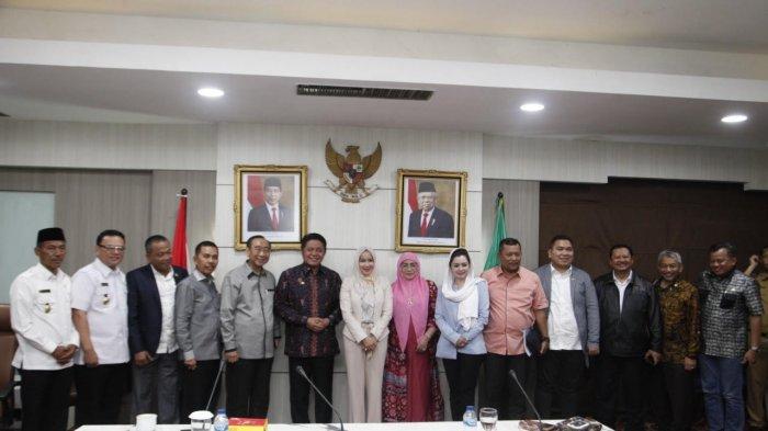 Disambangi Edy Santana Putra CS, Herman Deru Minta Bonus Pelabuhan ...