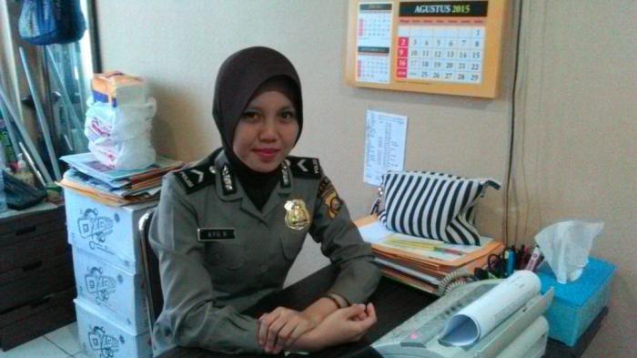 Agar tak Bau, Briptu Putri Ayu Keramas Dua Kali Sehari - Sripoku.com