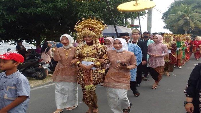Tradisi Midang Morge Siwe, Arak-arakan Pengantin Meriahkan Lebaran di ...