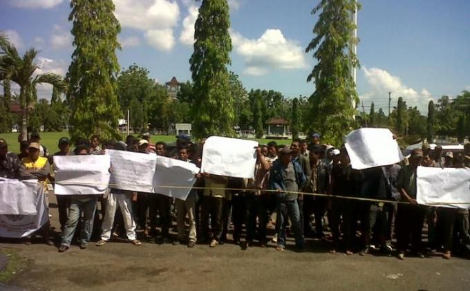 Karyawan PT PHML Tuntut Penyelesaian Sengketa Lahan - Sripoku.com