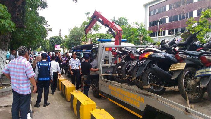 Dishub Palembang Angkut Enam Motor di Jl POM IX - Sripoku.com