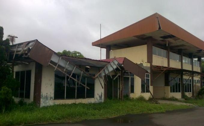 Atap Gedung Terminal Bandar Udara Talang Betutu Ambruk - Sripoku.com