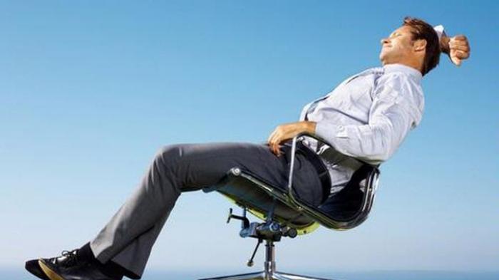 Makna di Balik Kebiasaan Pria Duduk - Sripoku.com