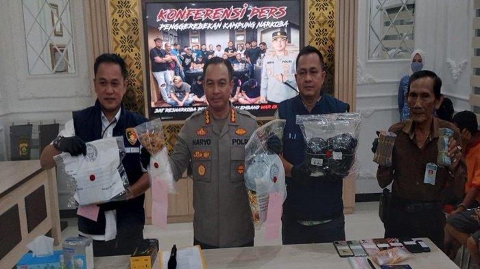 Satres Narkoba Polrestabes Palembang Gerebek Kampung Narkoba Berhasil ... Satres Narkoba Polrestabes Palembang Gerebek Kampung Narkoba Berhasil ...