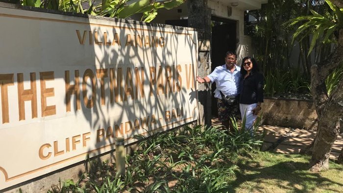 Biasa Dikelilingi Cewek Seksi, Hotman Paris Pamer Kemesraan Bareng ...