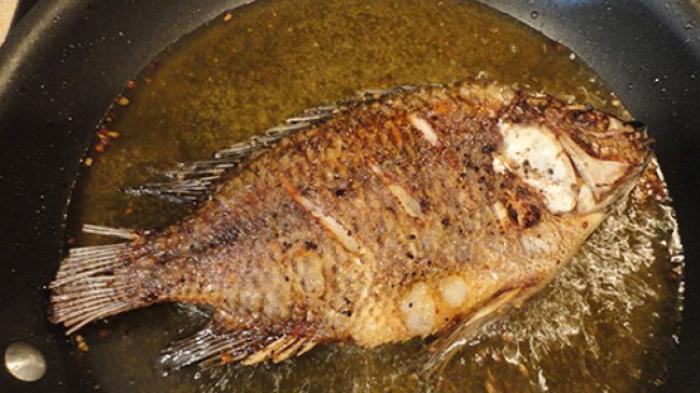 Tips Menggoreng Ikan yang Benar Agar Kulitnya Tak Terlepas - Sripoku.com