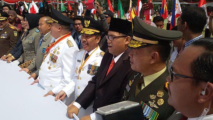 Alex Noerdin Bersama Unsur Muspida Bentangkan Bendera Raksasa (Foto ...