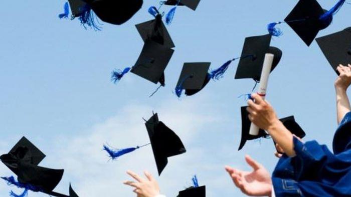 Universitas di Inggris Ini Larang Wisudawan Lempar Toga - Sripoku.com