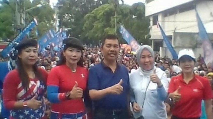 Peserta Jalan Sehat di Kayuagung Berebut Foto Bareng Ishak Mekki dan ...