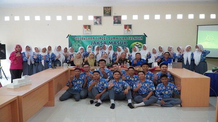 Jaksa Masuk Sekolah ke SMAN 8 Palembang, Kejati Sumsel Ajak Siswa Cerdas Bermedsos - Sripoku.com