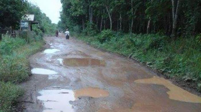 Kondisi Jalan Sangat Hancur - Sripoku.com