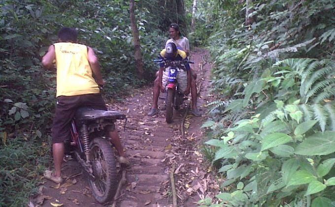 Akibat Hujan, Jalan Becek dan Susah Dilalui - Sripoku.com