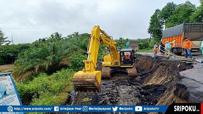 Jalan Desa Bungamas Kikim Timur Lahat yang Ambles Dipasang Sheet File ...