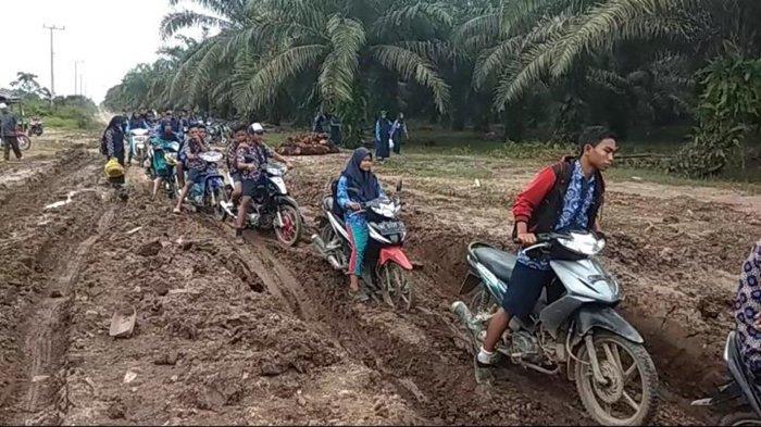 Akibat Jalan Rusak Pulau Rimau, Siswa Kerap Bolos Sekolah Karena Jatuh ...