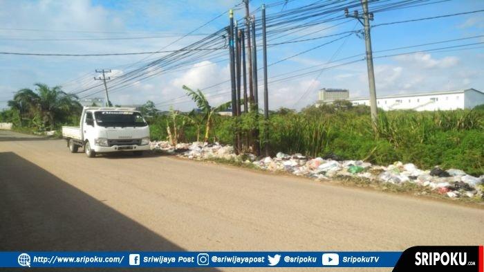 Tumpukan Sampah Bau Busuk di Jalan Tegal Binangun Plaju Palembang ...