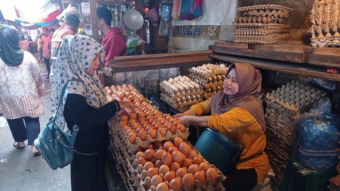 Update Harga Telur di Lubuklinggau Hari ini, Jelang Nataru Naik Rp4-6 Ribu per Karpet - Sripoku.com