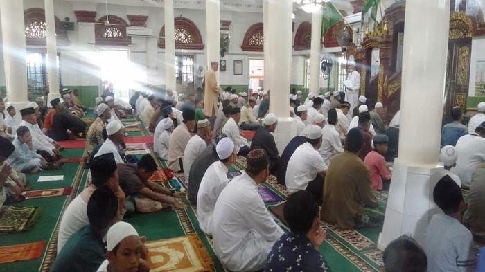 Solat Jumat Diganti Sholat Dzuhur di Rumah Benarkah Boleh? Bagaimana ...