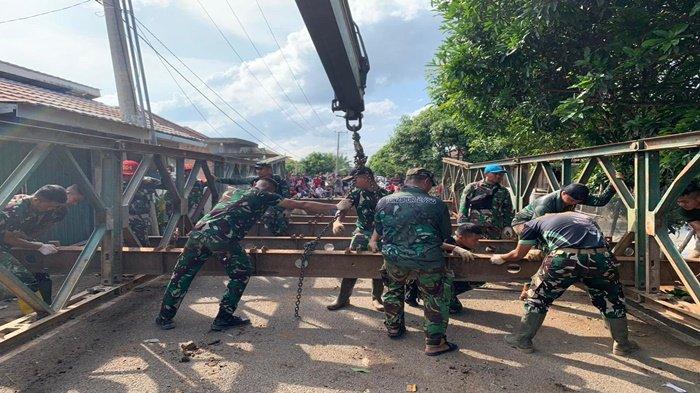 Akses Jalan Warga Prabumulih Putus Diterjang Banjir, Kodam II Sriwijaya Pasang Jembatan Bailey ...
