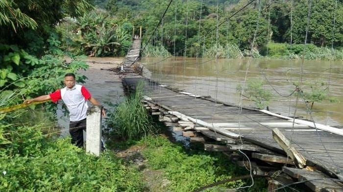 Jembatan gantung di Baturaja Barat Kabupaten OKU Terancam Putus Diterjang Arus Air Sungai Ogan ...