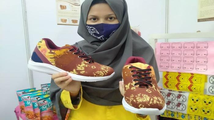 Sepatu Sneakers Bermotif Jumputan Inovasi Dimasa Pandemi Banjir Peminat ...