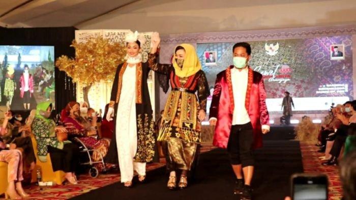 Kawai Kanduk dan Pedandanan Kayu Hakha D’OKUS Tampil Memukau di Fashion ...