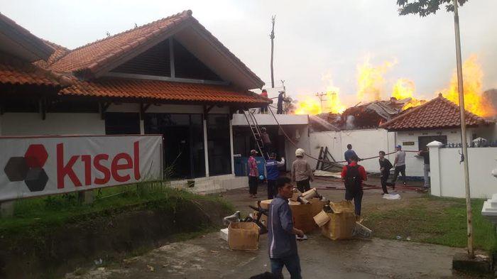 Panik, Karyawan Kisel Berhamburan Keluar Kantor - Sripoku.com