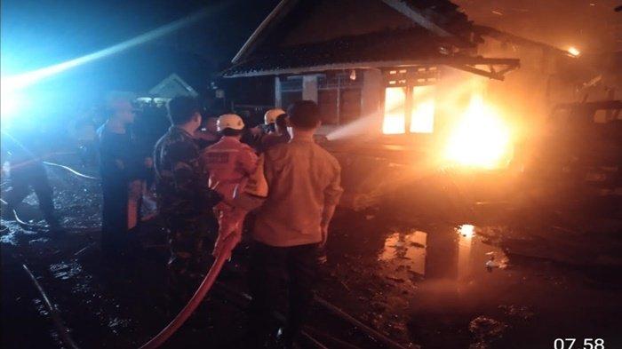 Kebakaran di OKU, Panglong Kayu dan 3 Unit Mobil Terbakar, Kerugian DItaksir Ratusan Juta Rupiah ...