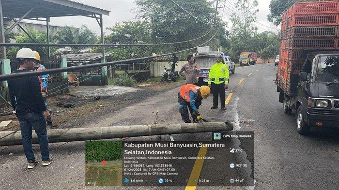 Truk Tabrak Tiang Listrik di Jalinteng Sekayu-Lubuklinggau, Listrik di Babat Toman Kena Imbas ...