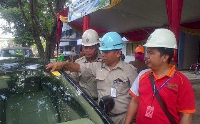 Kendaraan Operasional Pusri yang Lulus Emisi Dipasang Stiker - Sripoku.com