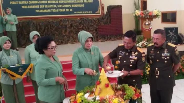 Pemotongan Tumpeng HUT Persit dan HUT Dharma Pertiwi (Foto) - Sripoku.com