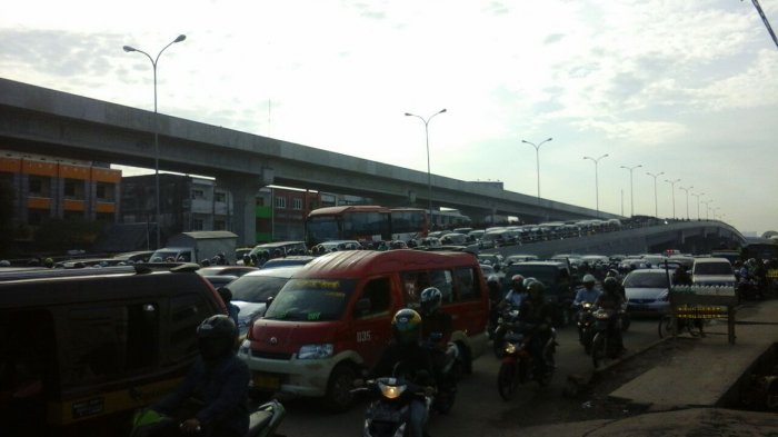 Kemacetan Panjang Sedang terjadi di Kawasan Jembatan Ampera-Flyover ...