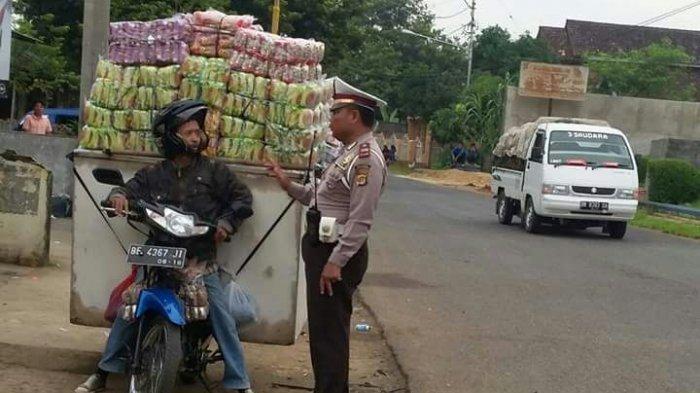 8 Tips Aman Bawa Barang Pakai Sepeda Motor - Sripoku.com