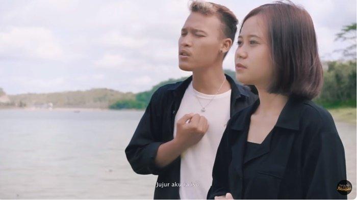 Lirik dan Terjemahan Lagu Raiso Ngapusi oleh Tekomlaku feat Ervinsof, Lagu Jawa Pengkhianatan ...