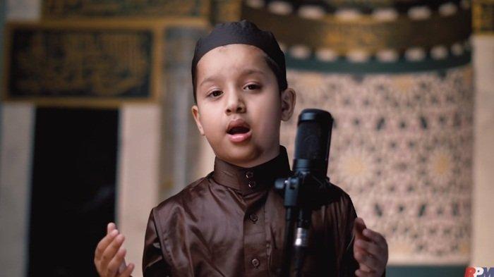 Lirik Lagu Man Ana oleh Muhammad Hadi Assegaf Lengkap Terjemahan, Lagu ...