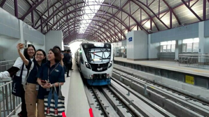Mau Selfie di Peron Dekat Kereta LRT? Perhatikan Jangan Menginjak ...