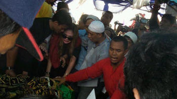 Luna Maya Histeris Saat Jenazah Olga Diturunkan ke Liang Lahat ...