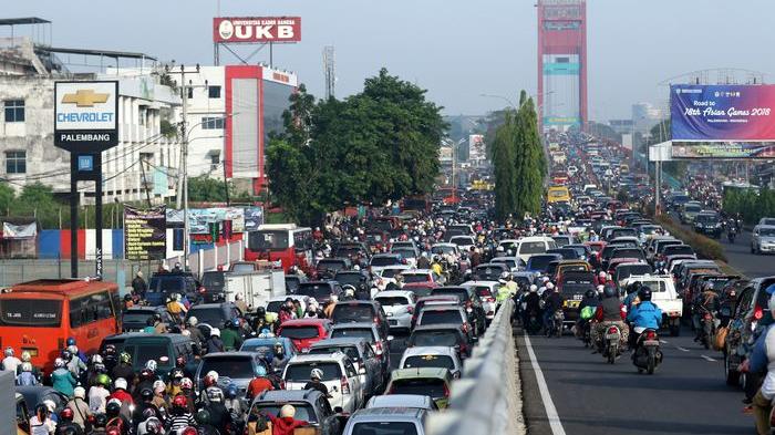 Macet di Flyover Jakabaring Hingga Jembatan Ampera (Foto) - Sripoku.com