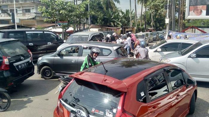 Pengendara tidak Mematuhi Rambu Lalulintas Sebabkan Macet di Simpang 5 ...