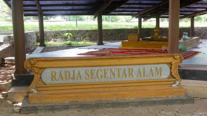 Makam Raja di Objek Wisata Bukit Siguntang Disebut Menurunkan Raja ...